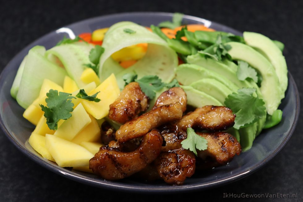 Quinoa bowl met mango en vegetarische gegrilde stukjes - Ik hou gewoon ...