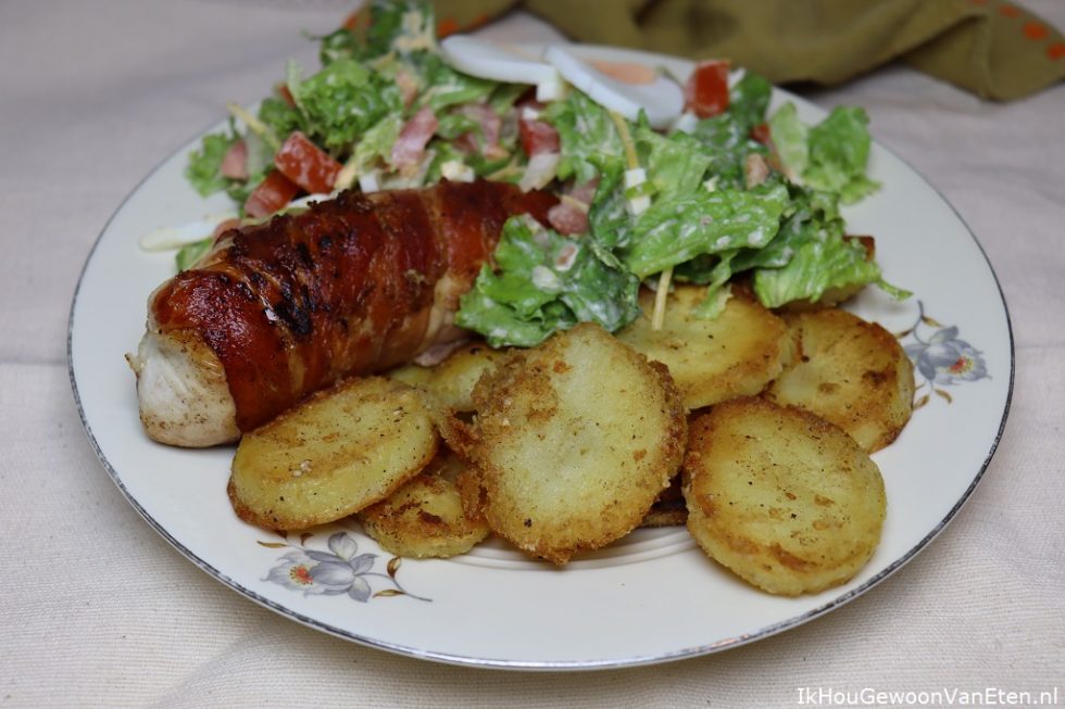Gebakken aardappels, sla en kip-spek-rolletjes - Ik hou gewoon van eten